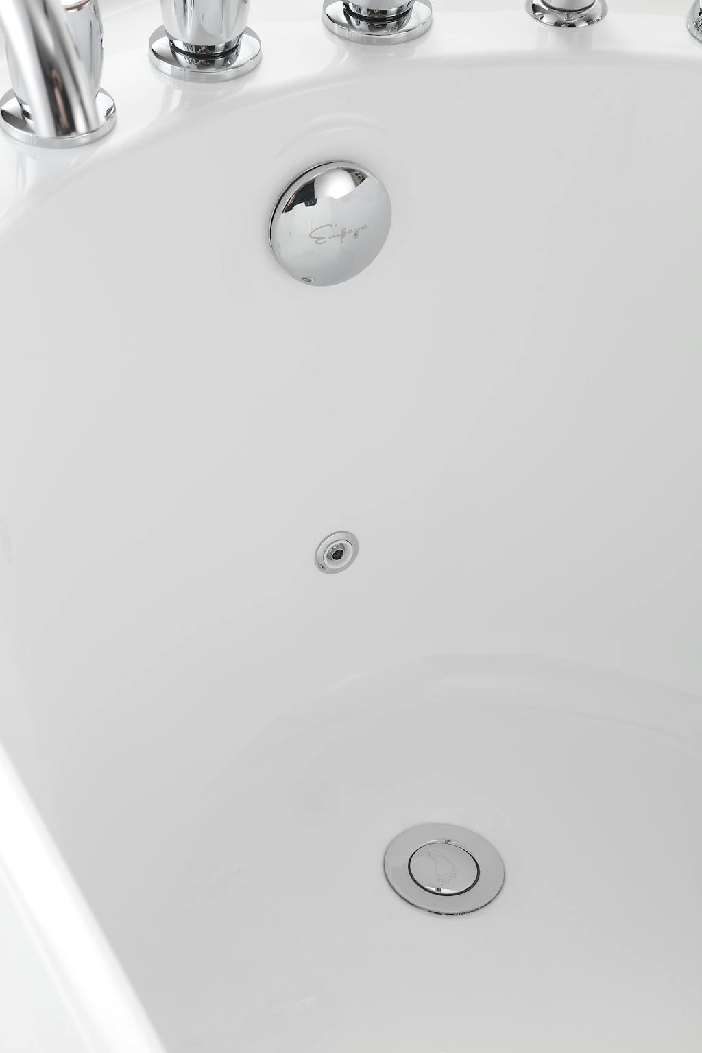 Elevate Your Bath: Modern Freestanding Whirlpool Tub | Empava 67AIS09
