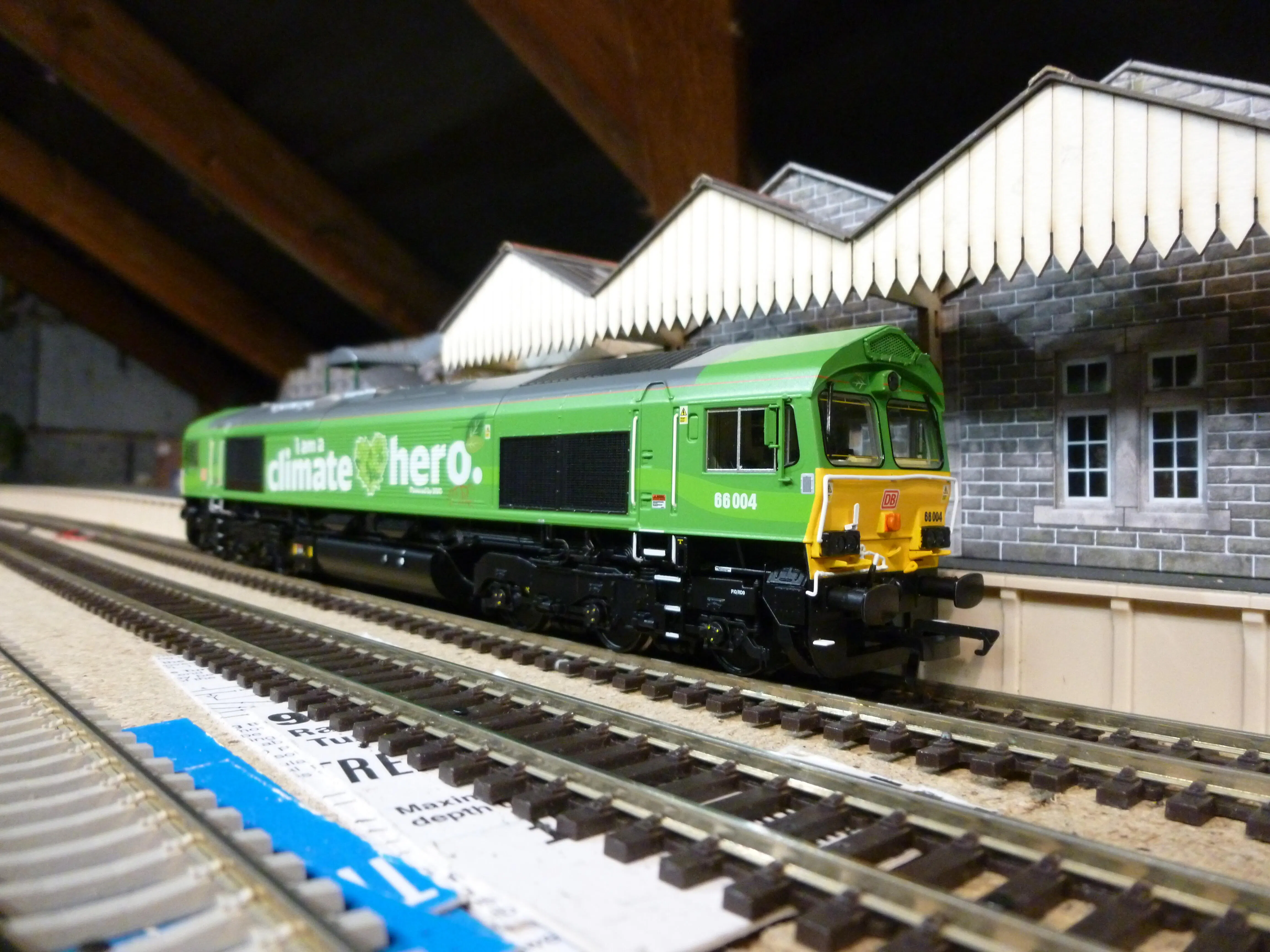 Class 66 - DB 'Climate Hero' Green - 66004 — Accurascale