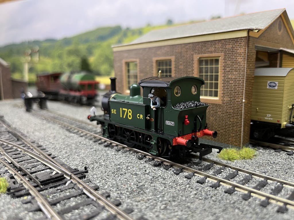 SECR P クラス 0-6-0T 178 インチ SECR「グッズ」 裏地なし グリーン – Accurascale