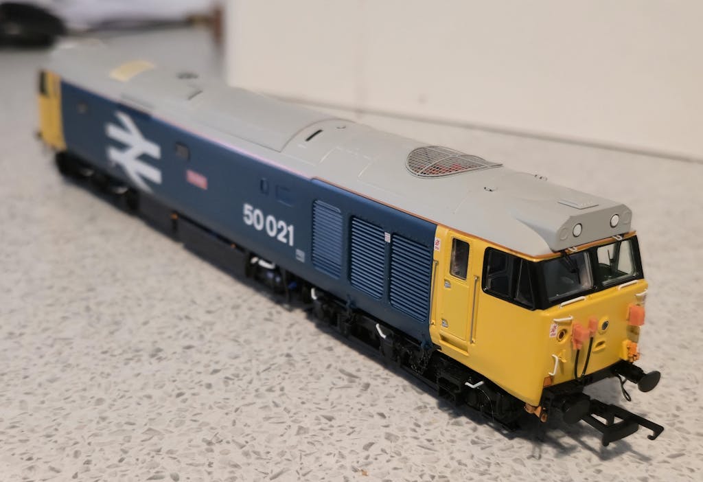 BR Class 50 - Large Logo w/grey roof & orange cantrail stripe - 50021 ...