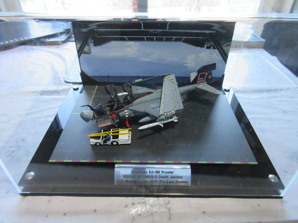 Display Case for a 1:72 Scale Model Plane with a Modern Base (Choice of ...