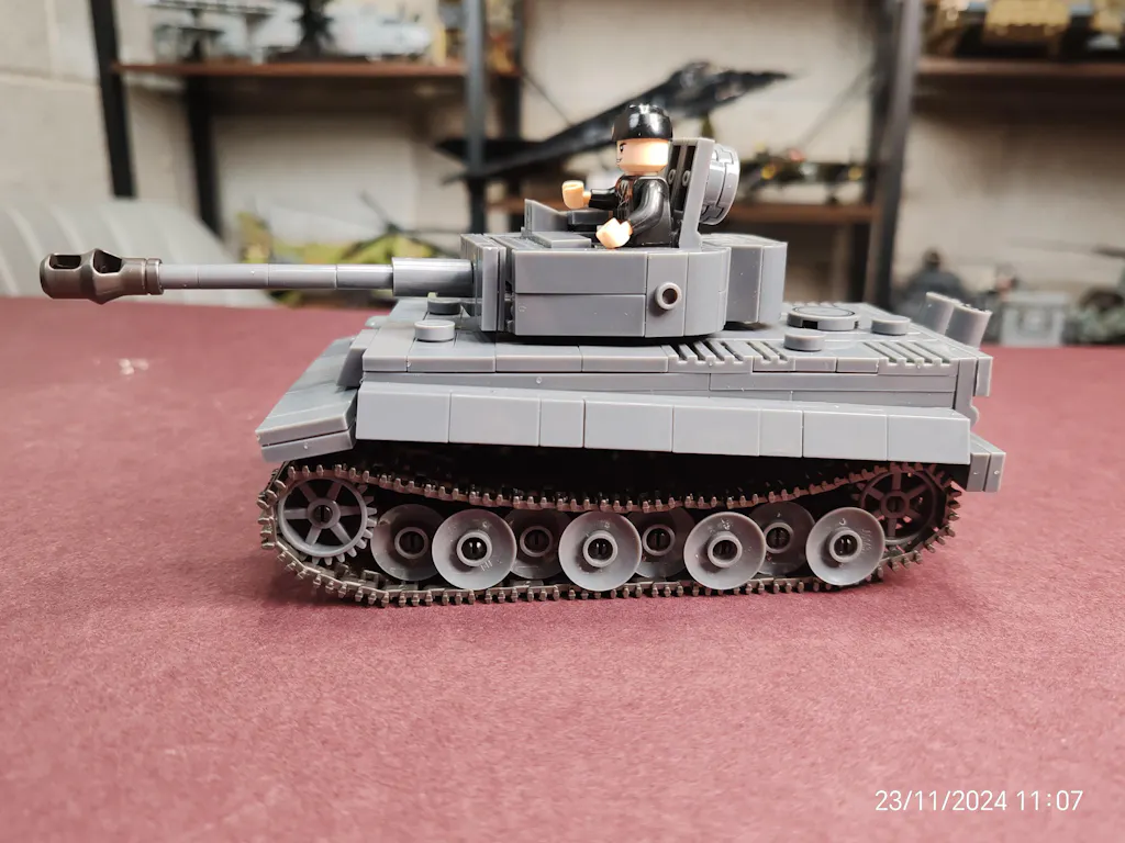 QUANGUAN Military 100242 Panzerkampfwagen VI Tiger I heavy tank Late ...
