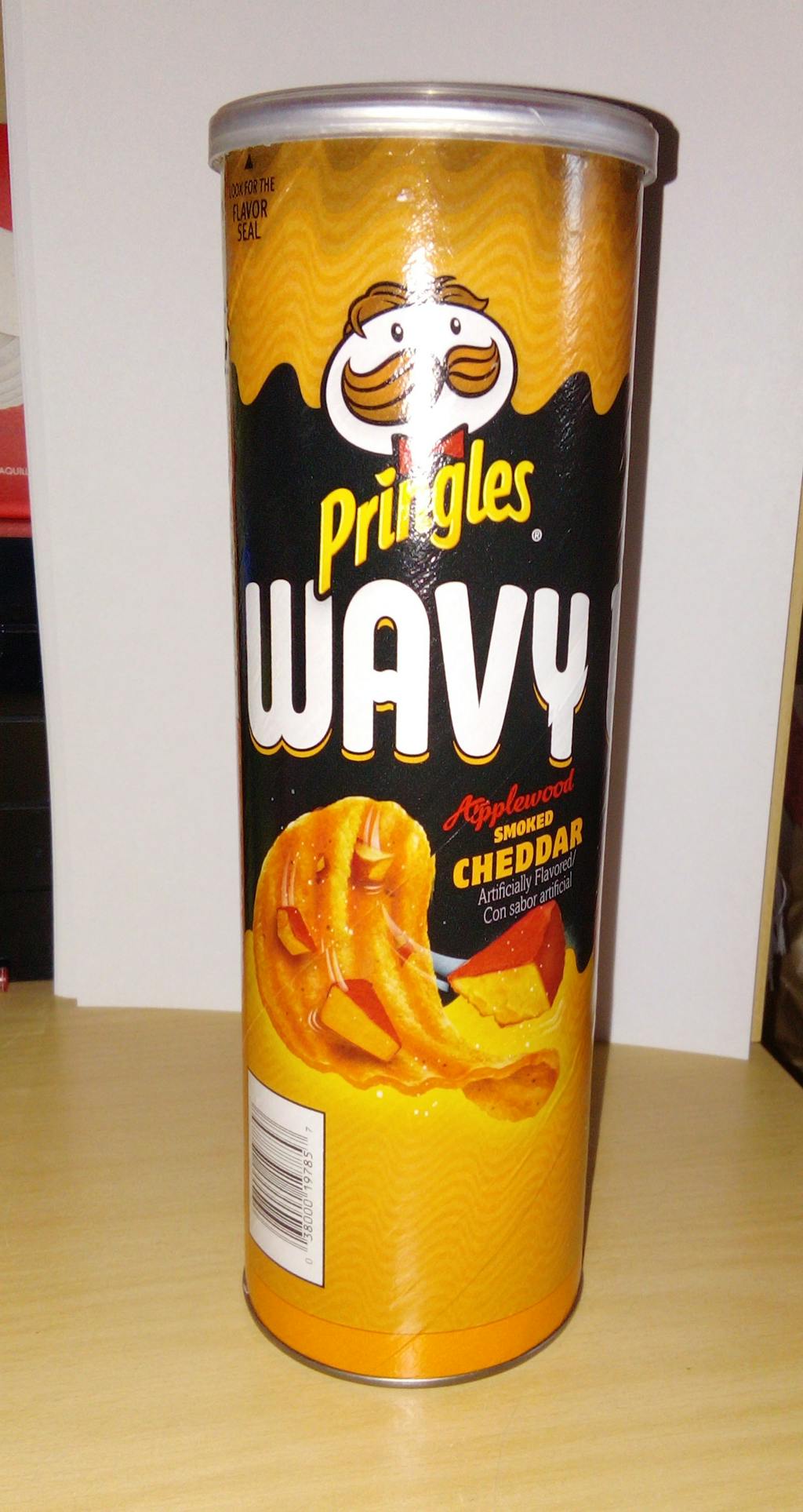 Pringles Wavy Smoked Cheddar - patatine al cheddar affumicato da 137g ...