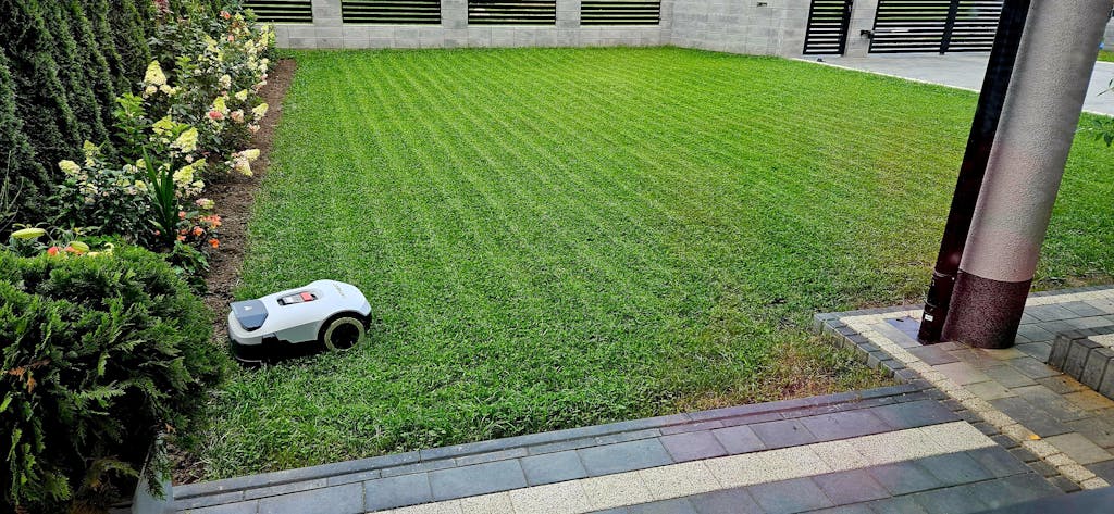 AI Robot Lawn Mower Without Perimeter Wire - ANTHBOT Genie