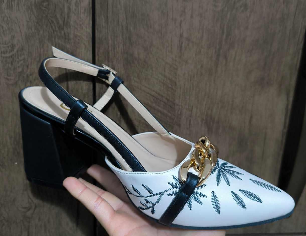 Sandalias bordadas de cuero con tacón para Mujer - Chanel