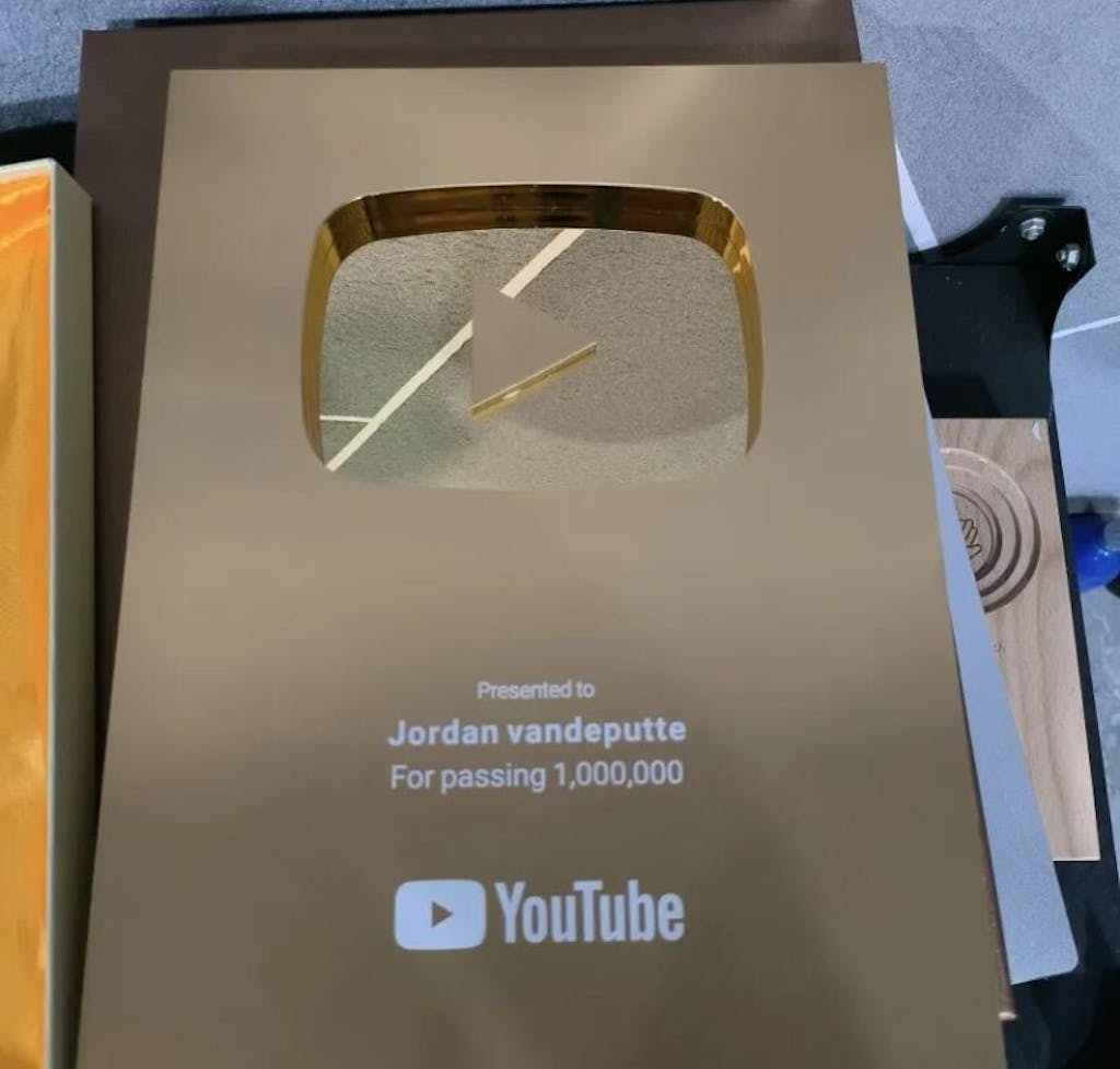 Trophée YouTube personnalisable – Awardly