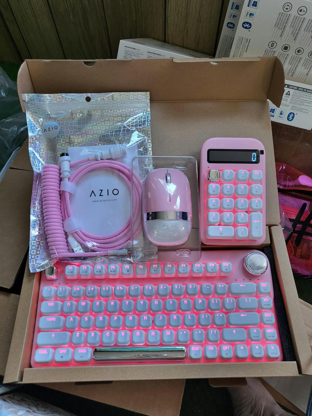 AZIO IZO ワイヤレスキーボード (レッドスイッチ) - AZIO Corporation