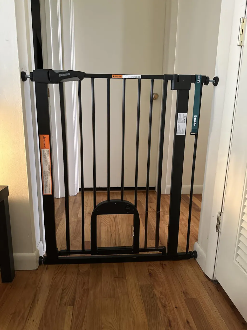 CatPrivilege T7: Expandable Baby Gate with Clear Cat Door | Babelio