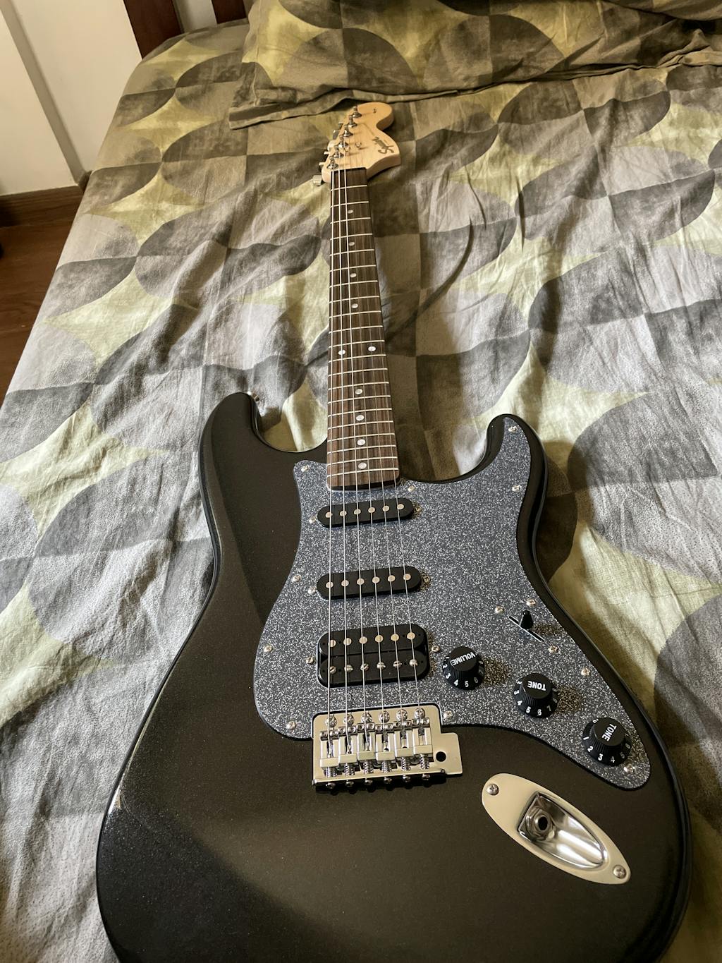 Fender Squier Affinity Series Stratocaster HSS Electric Guitar – BAJAAO.COM