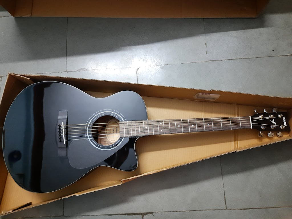 Yamaha FS80C Concert Cutaway Acoustic Guitar with Strap, Picks & Ebook ...