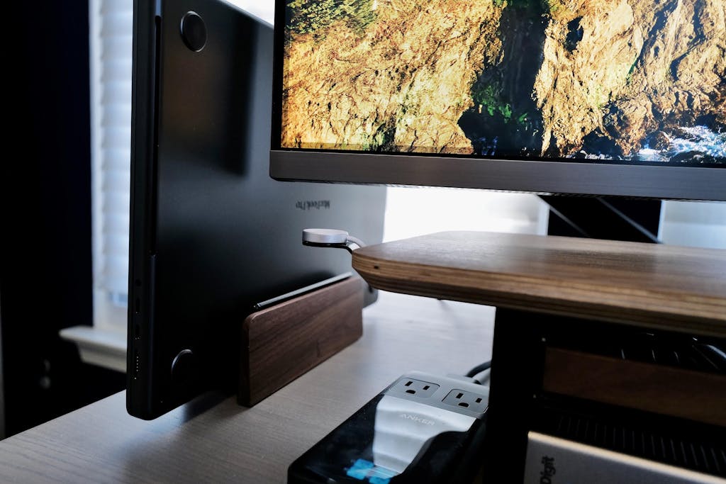 Laptop Dock Made from Wood – Design & Functionality | BALOLO