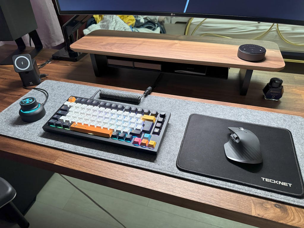 Setup Cockpit – Der Monitorständer für Deinen Schreibtisch | BALOLO