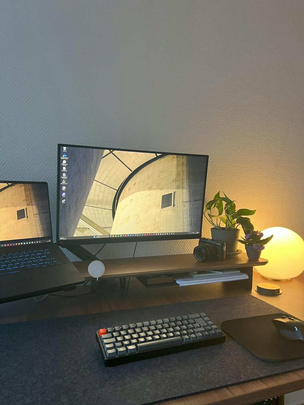 Setup Cockpit – Der Monitorständer für Deinen Schreibtisch | BALOLO