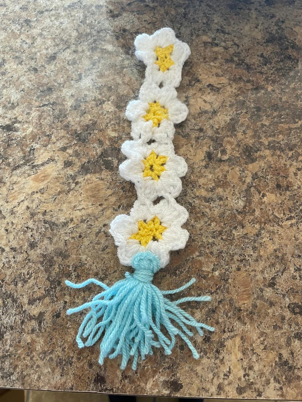 Daisy Chain Bookmark – Bella Coco Crochet