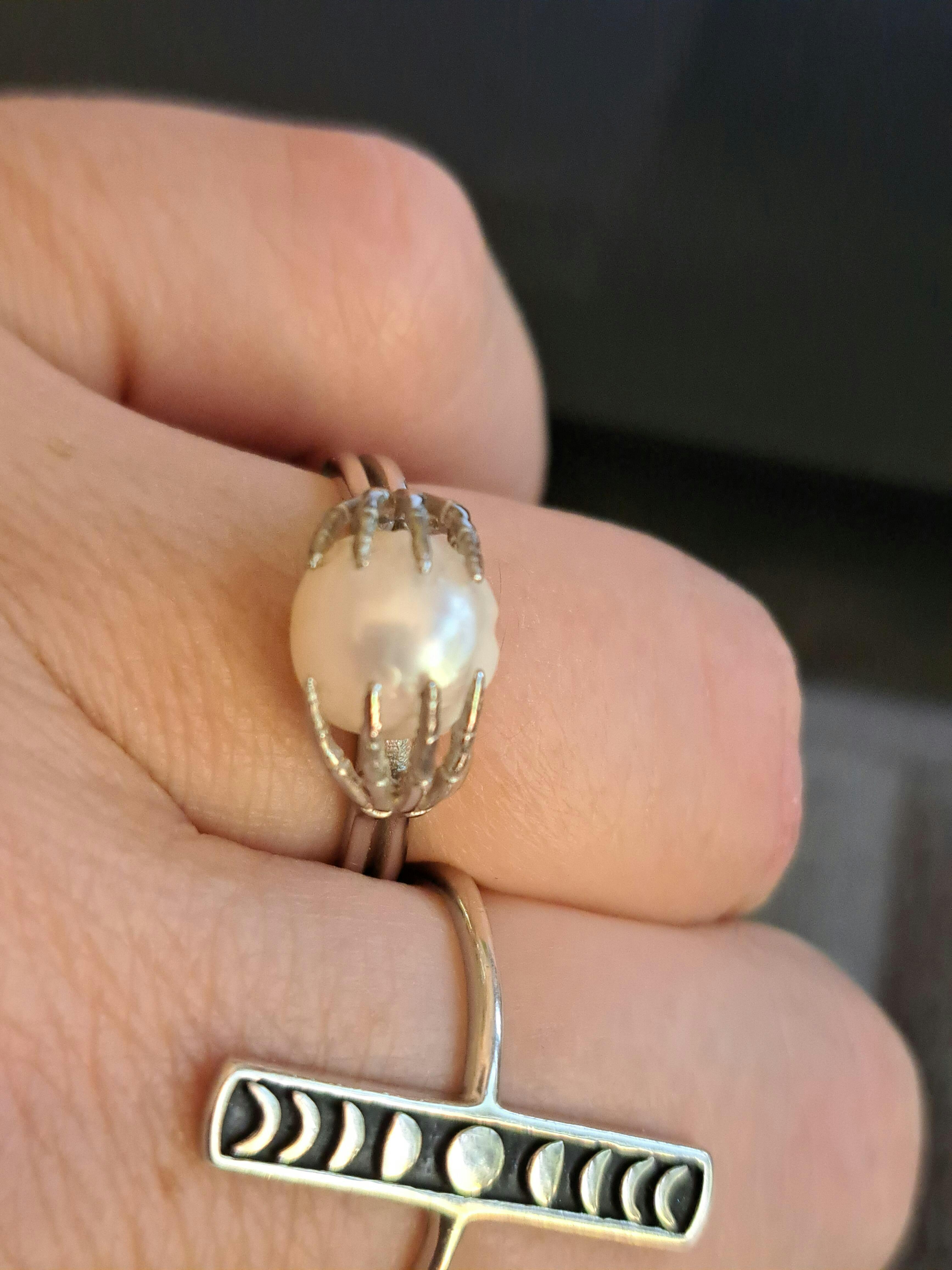 Hands On Head Pearl Cranium Ring-Belle Juri Gothic Vintage Retro Gift