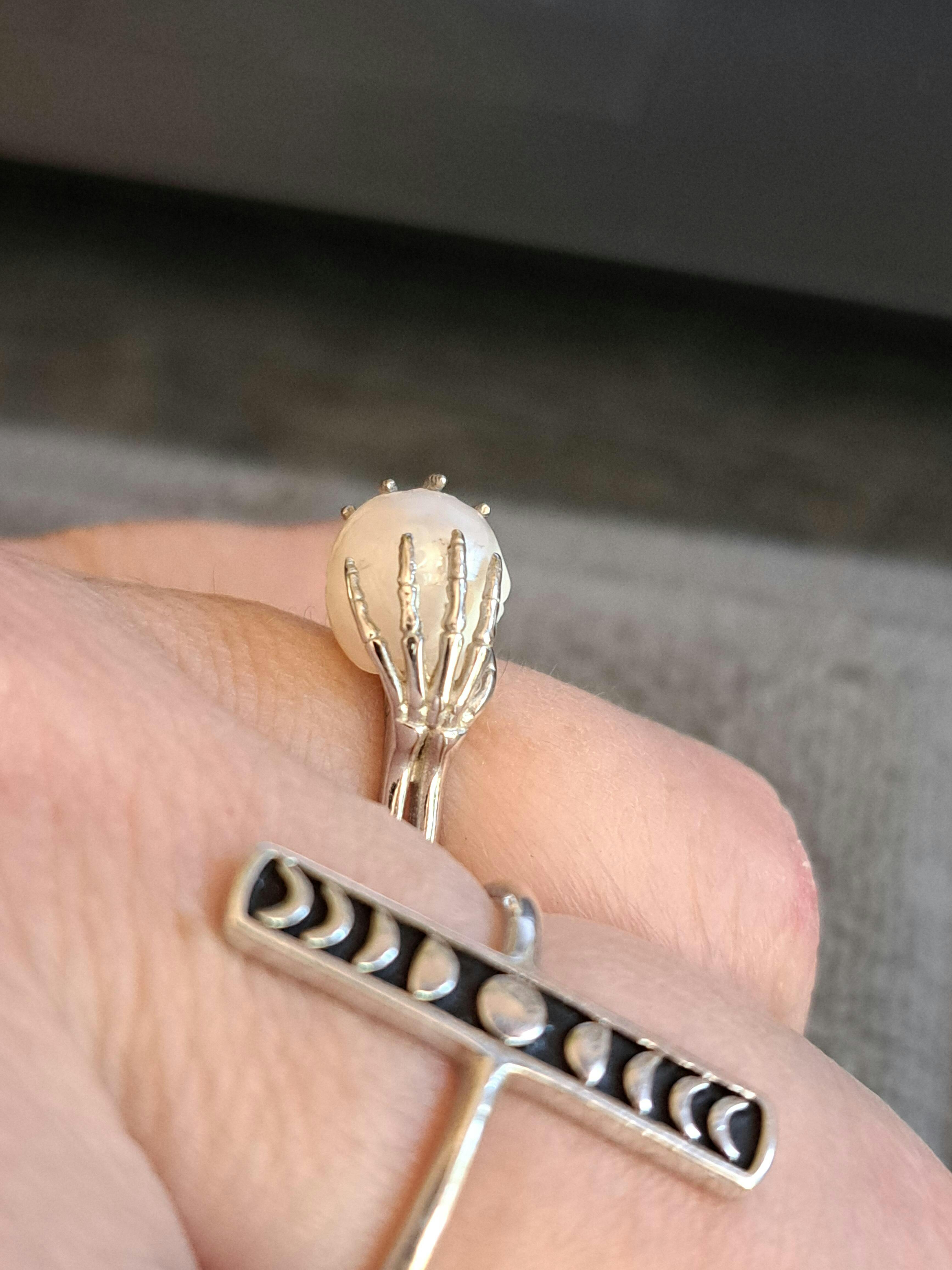 Hands On Head Pearl Cranium Ring-Belle Juri Gothic Vintage Retro Gift