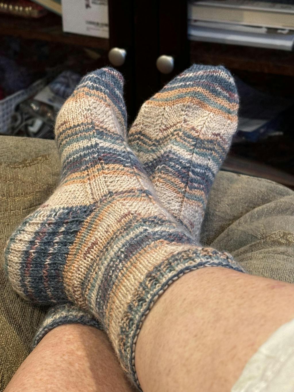 Chevron Chase Free sock pattern – Biscotte Yarns