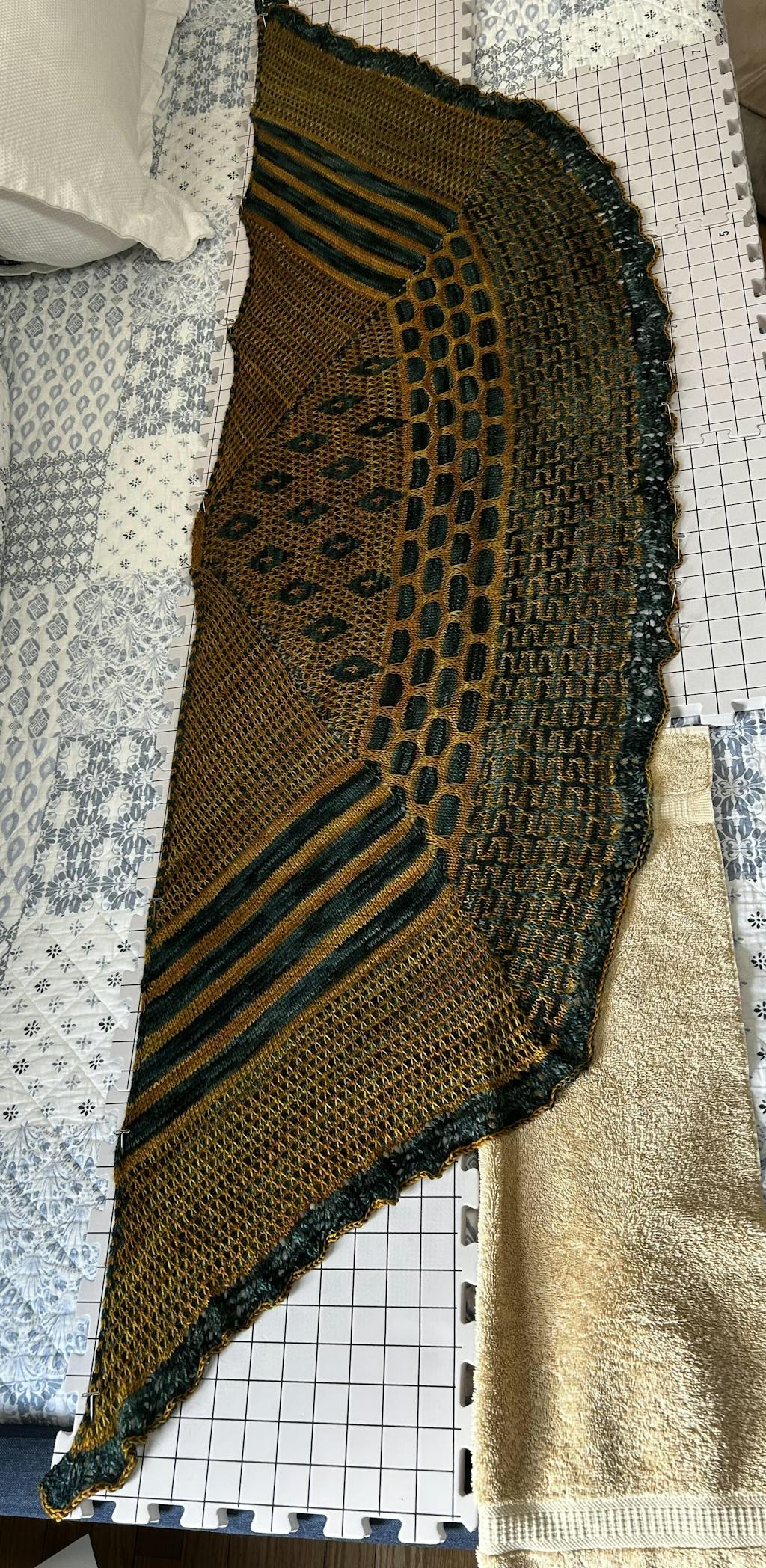 Perspective Shawl | Knitting pattern and Optional kits – Biscotte Yarns