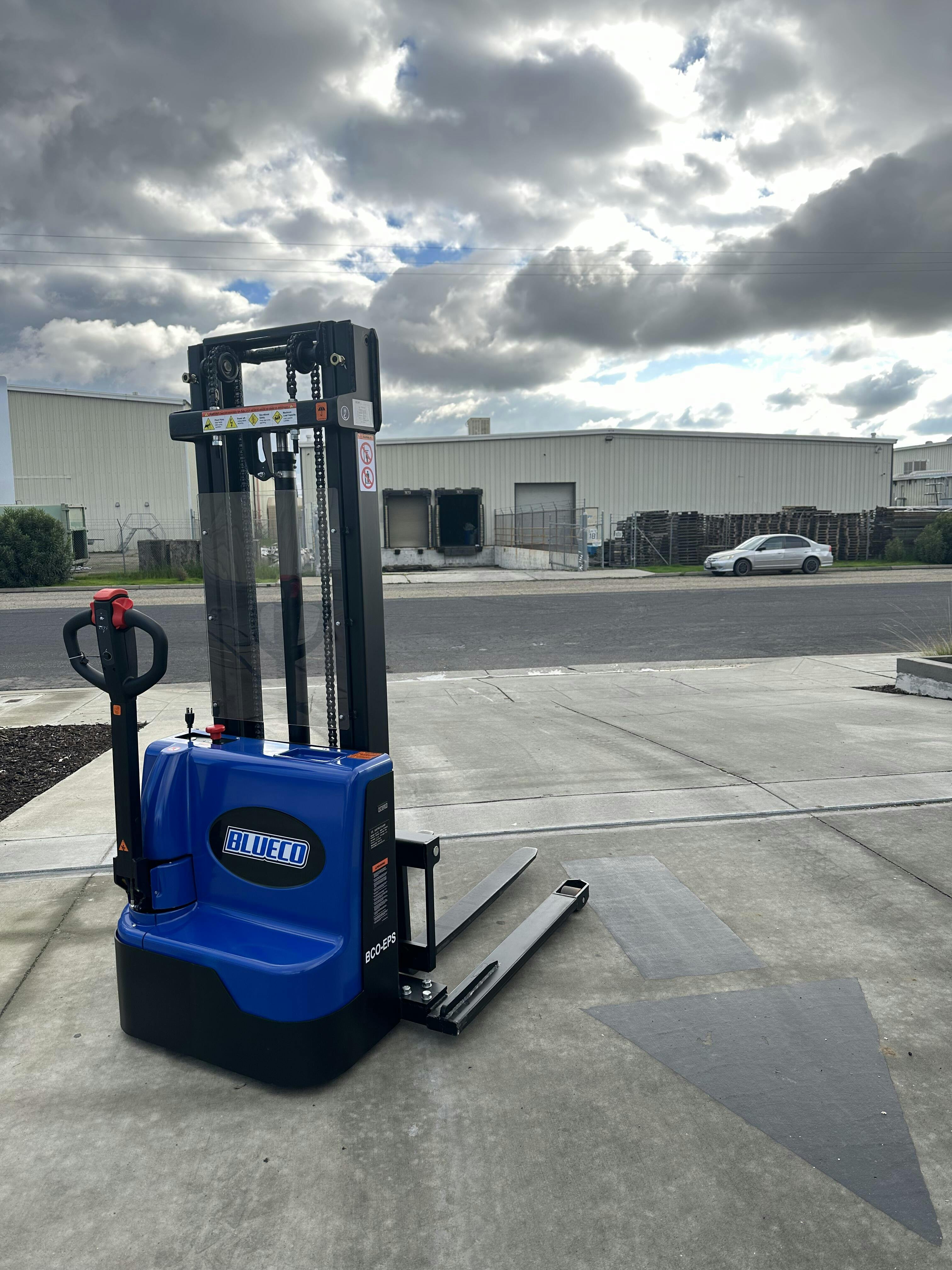 STRADDLE LEG STACKER | BLUECO