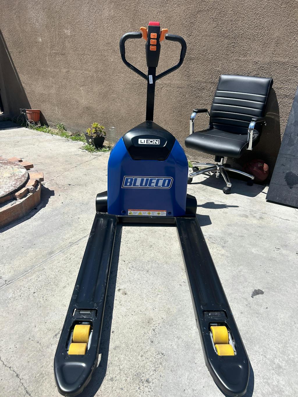 ELECTRIC PALLET JACK 4,400LBS LOW PROFILE FORKS