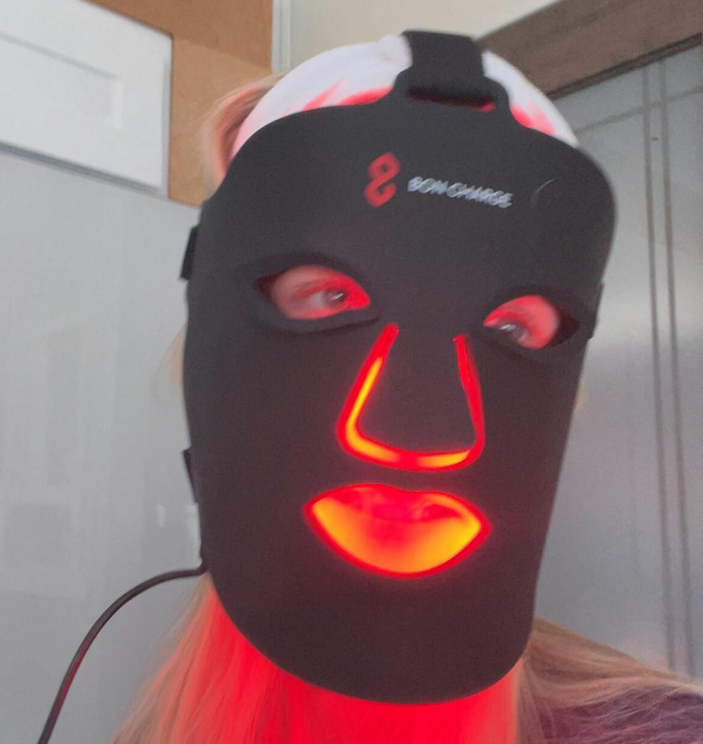 Best Red Light Face Mask | Younger-Looking Skin | BON CHARGE – Bon Charge