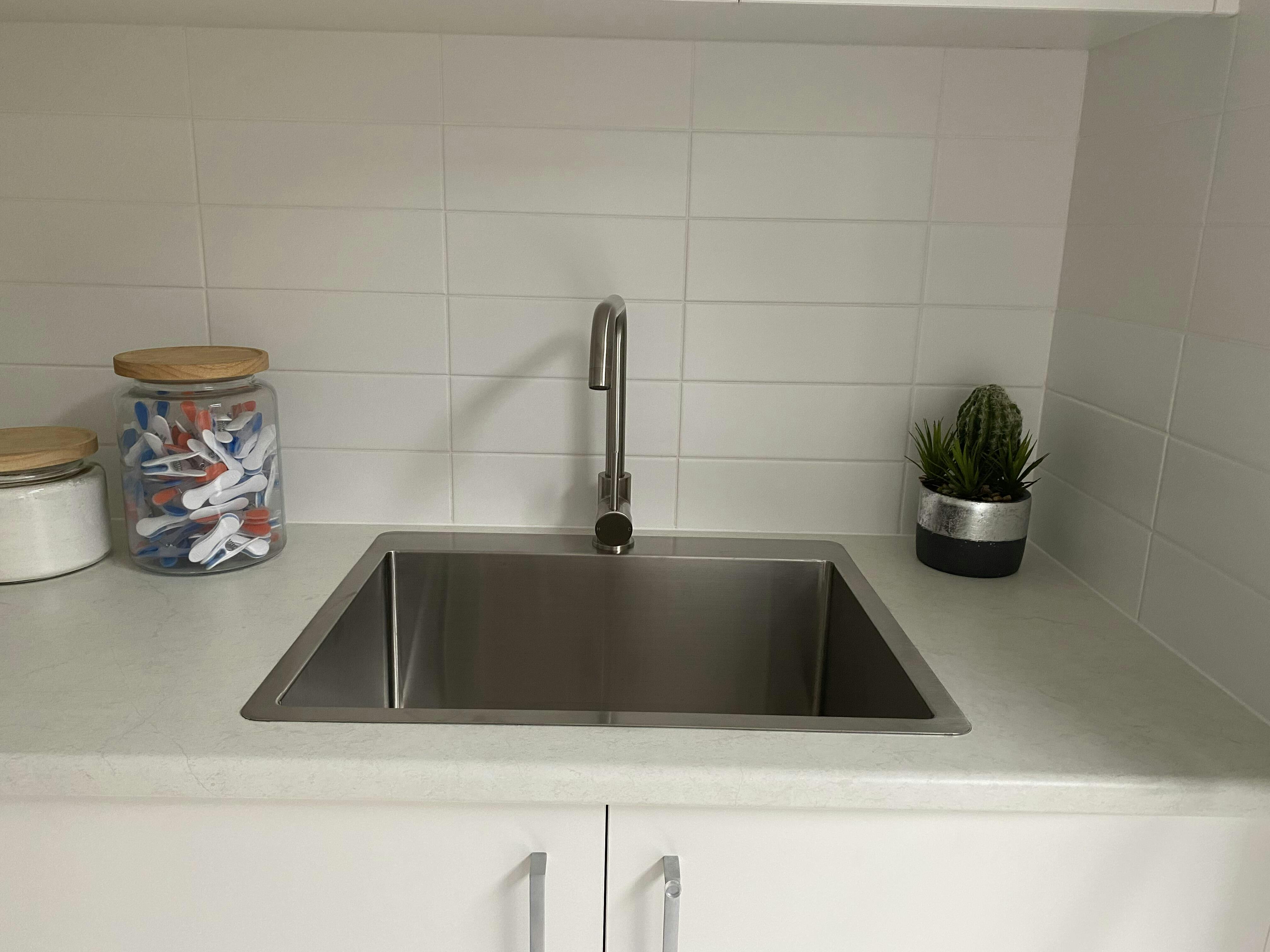 River 600x500 Medium Single Bowl Tap Landing Sink – Buildmat