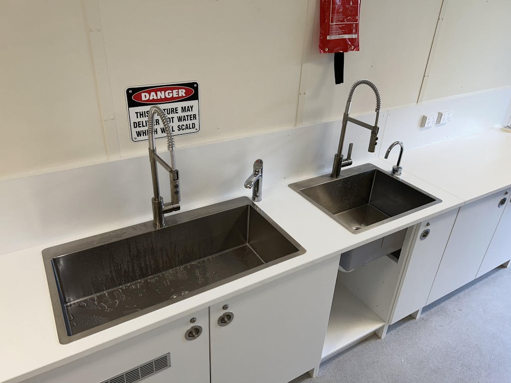 Mila 900x500 XXLarge Single Bowl Tap Landing Sink – Buildmat