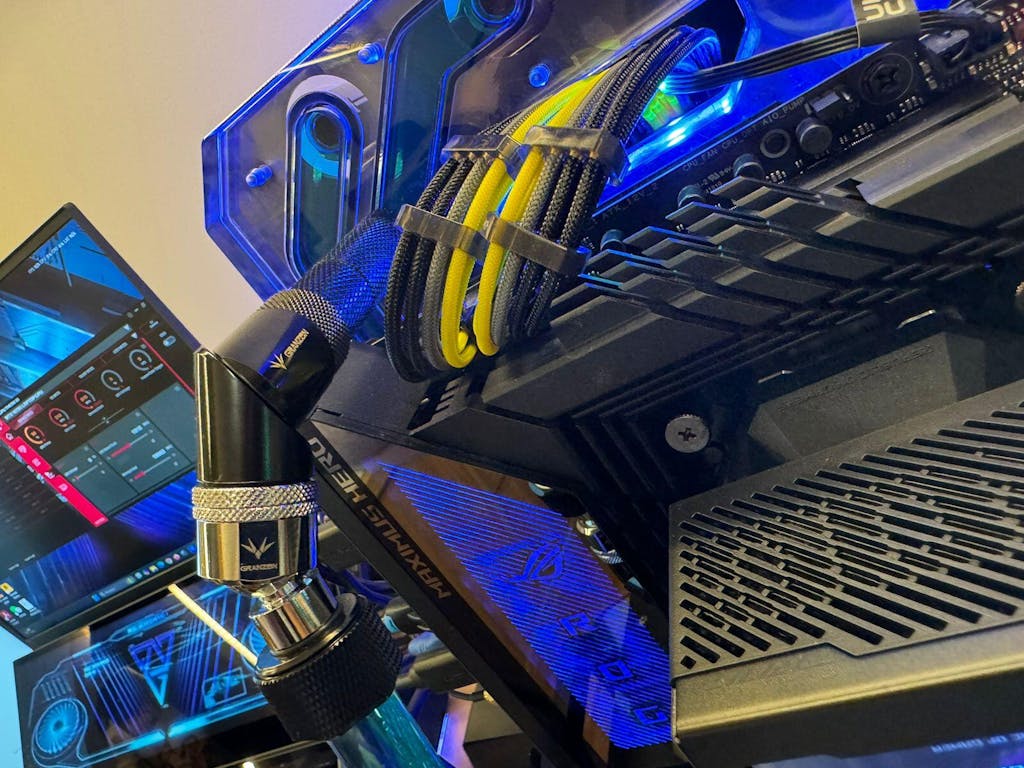 Granzon G20 Liquid Cooling Distro Show Case - Innovative Open-Air Desi ...