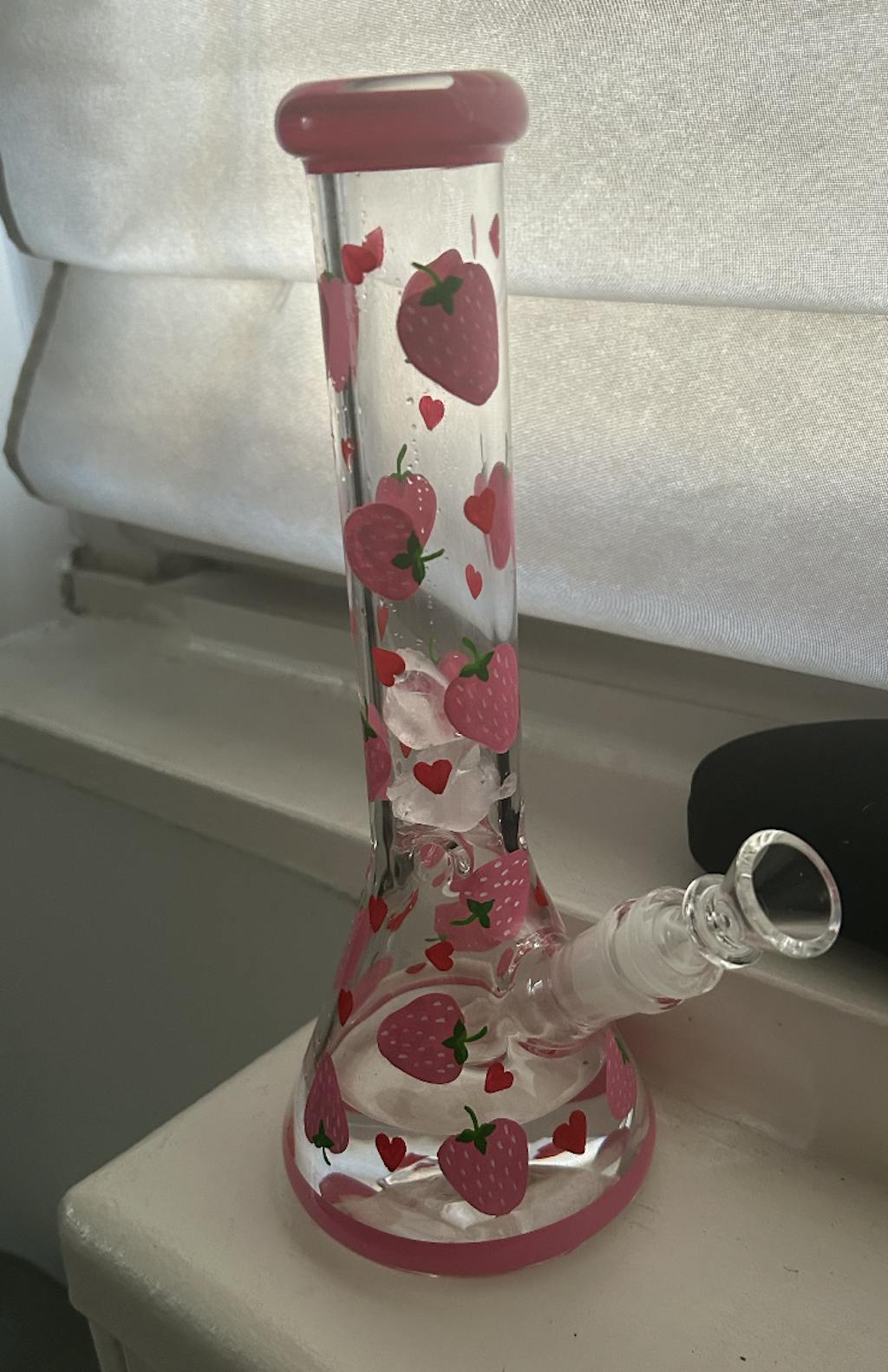 KAWAII STRAWBERRY BONG 10"