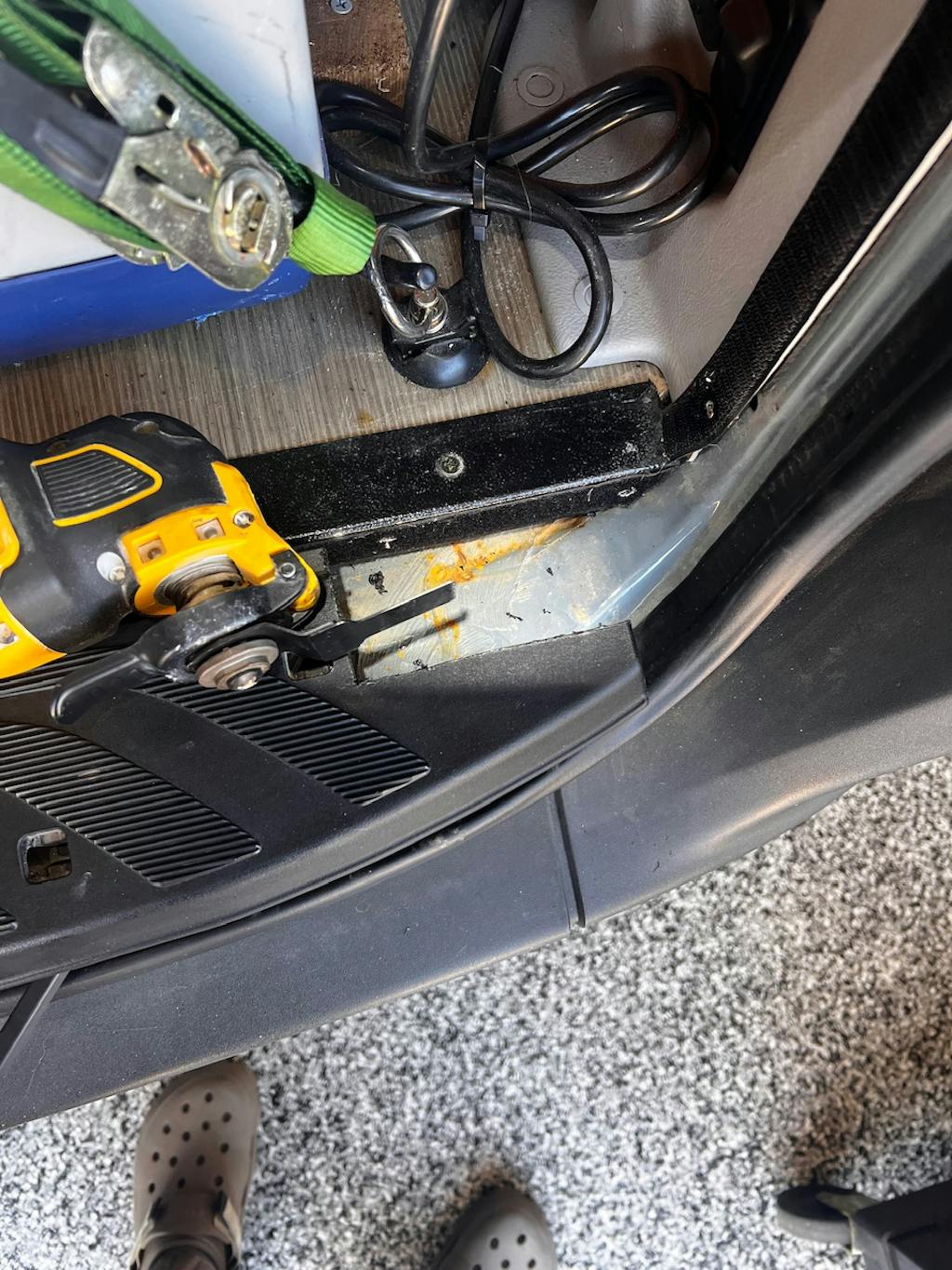 STOP-STAY™ Door Safety System - Sprinter Van Rear Door Gas Struts