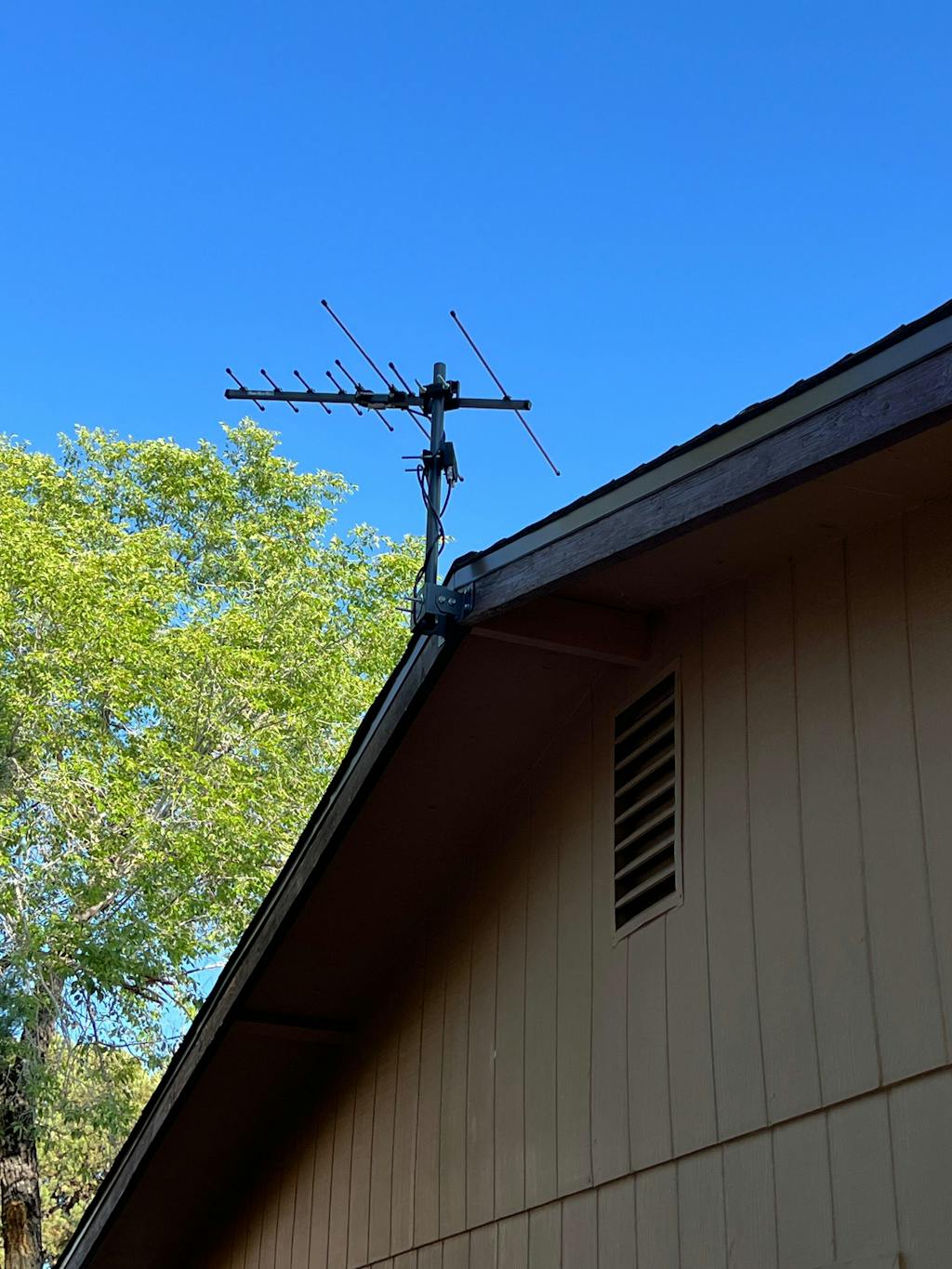 Pro-Model UHF/VHF Outdoor TV Antenna | Channel Master
