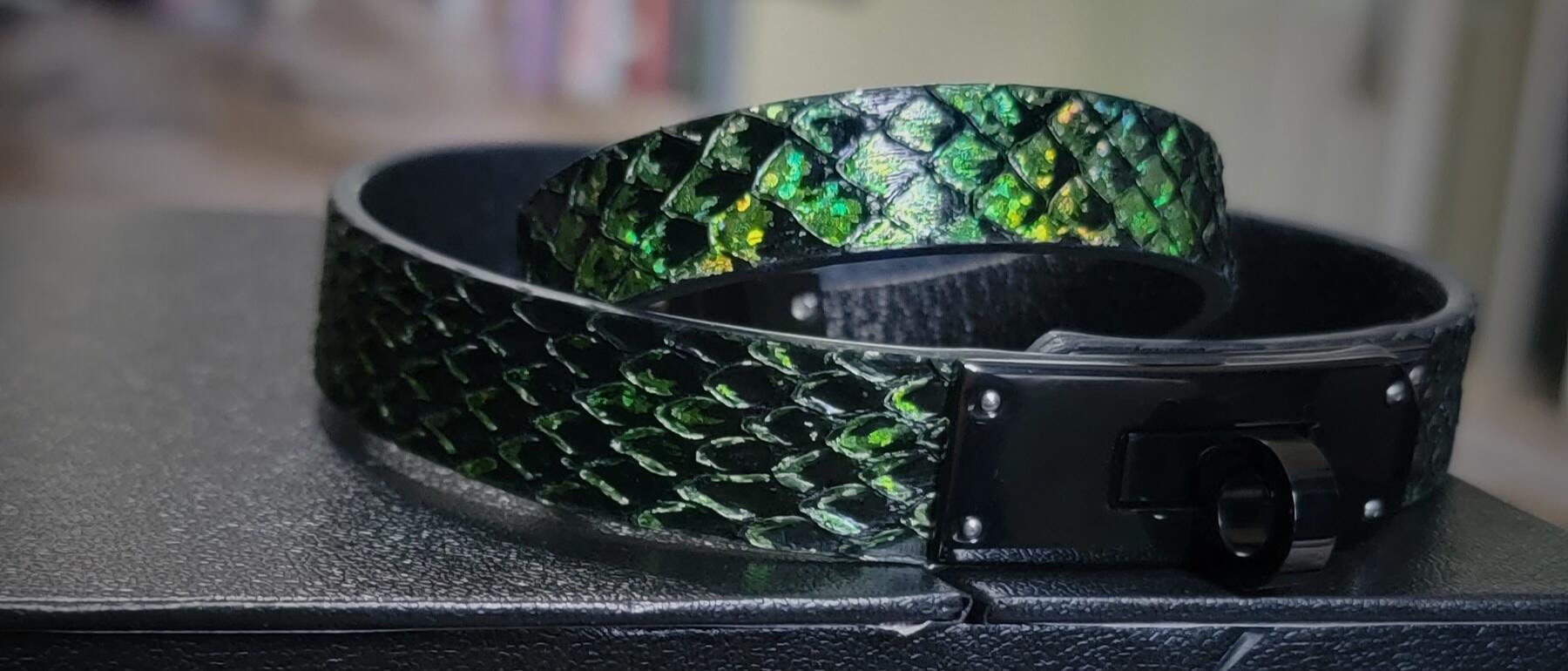 CHICCHOK [Medusa’s Kiss] - Greenish Black Python Hide Classic Non -adj