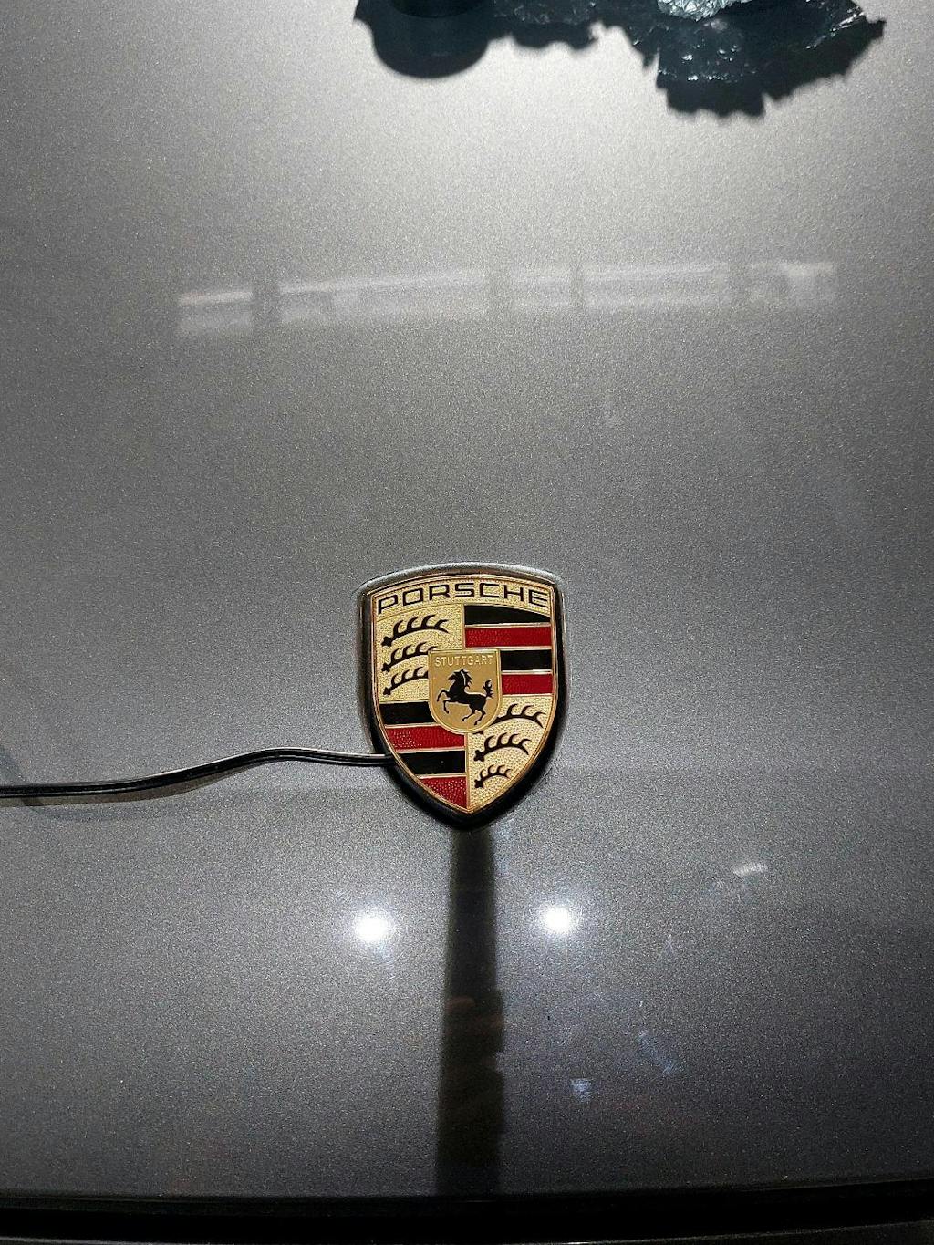 Car Grille Badge Glowing Emblem LOGO Light Customized Accessories