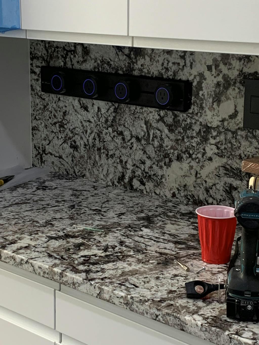 Hi-Tech Flexible Electrical Outlet System - Cool Gadget