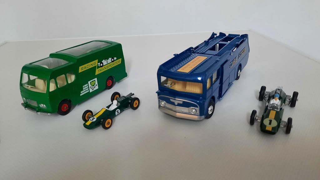 267 - Batmobile with Batman and Robin - Gloss Black Edition – Corgi ...