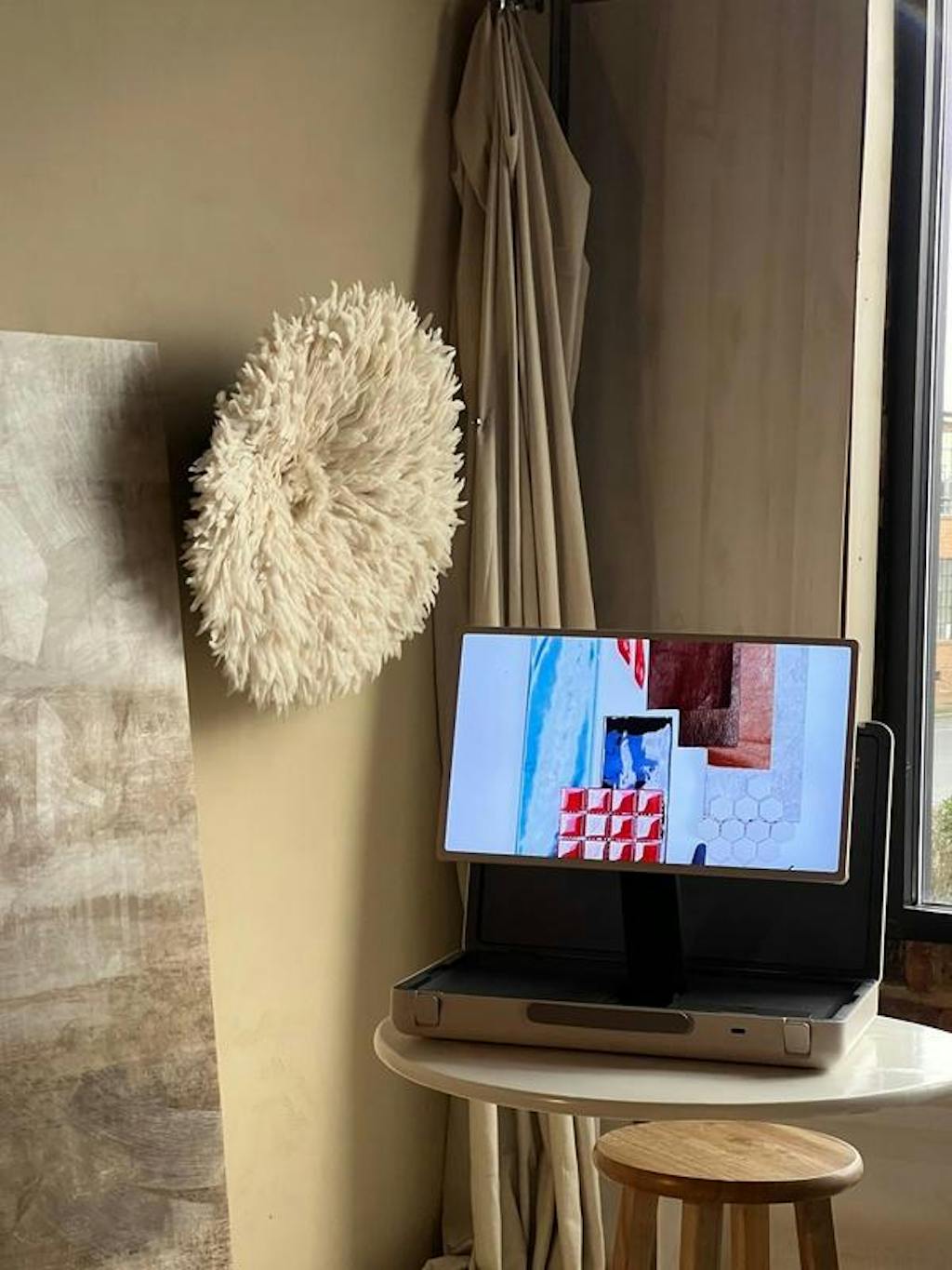 Cozyla Briefcase TV | Smart Board Android Touchscreen - Cozyla