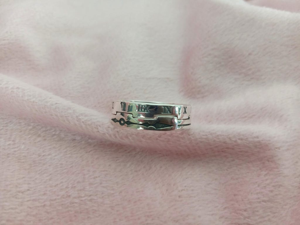 Link Click Ring Cheng Xiaoshi Lu Guang Link Click Pair Ring