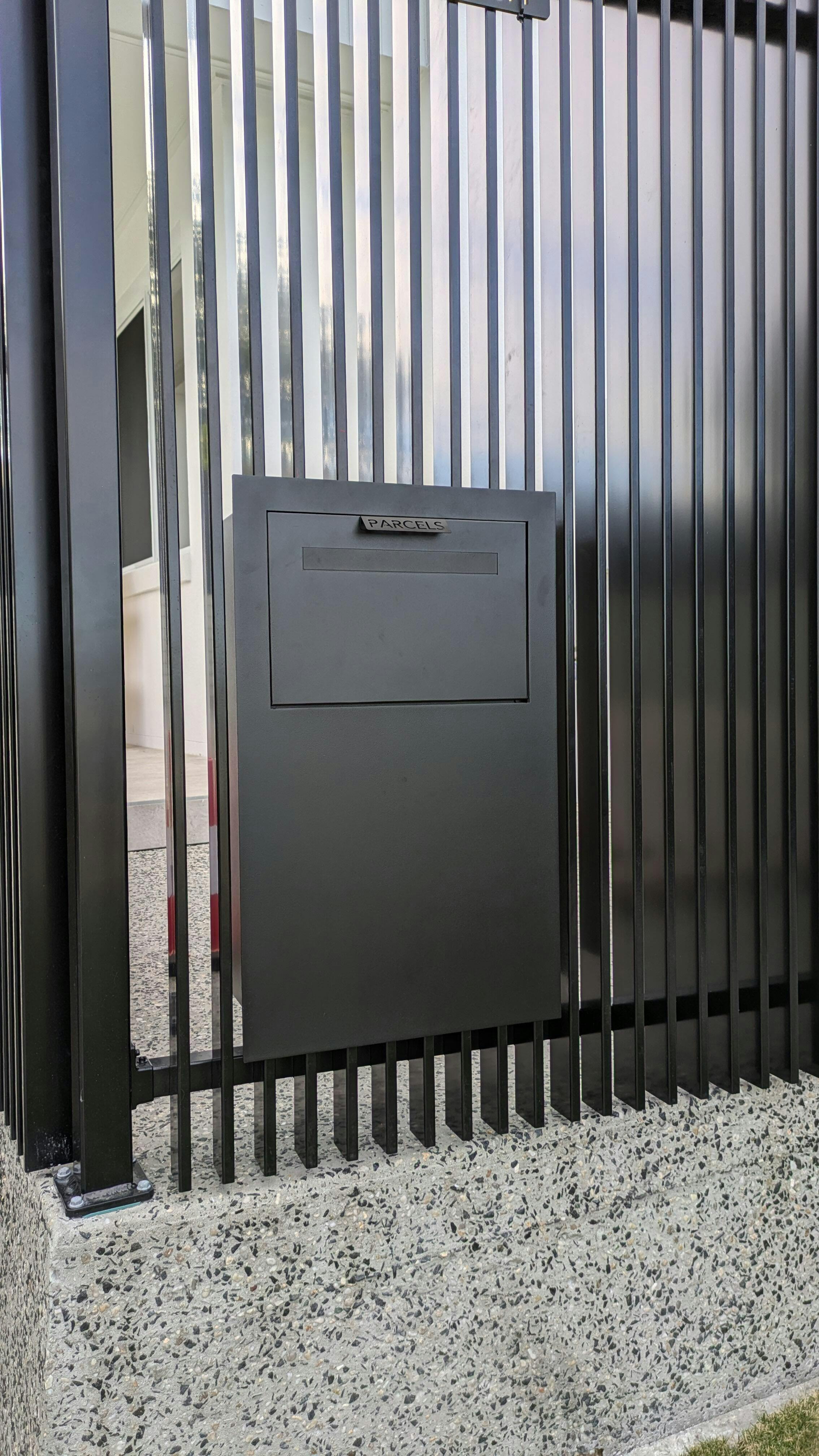 Stella Fence/Brick Parcel Letterbox – Dagood Letterboxes