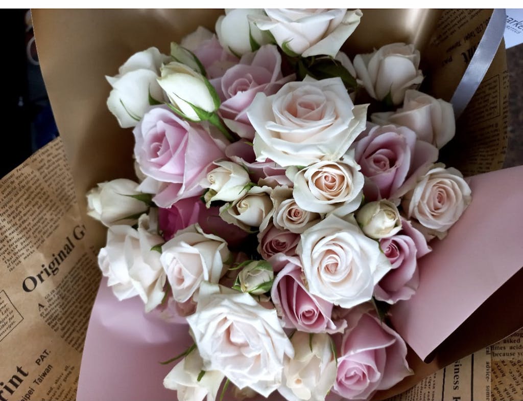 Spray Roses Bouquet Beautiful Whisper | Flowers in Mauritius