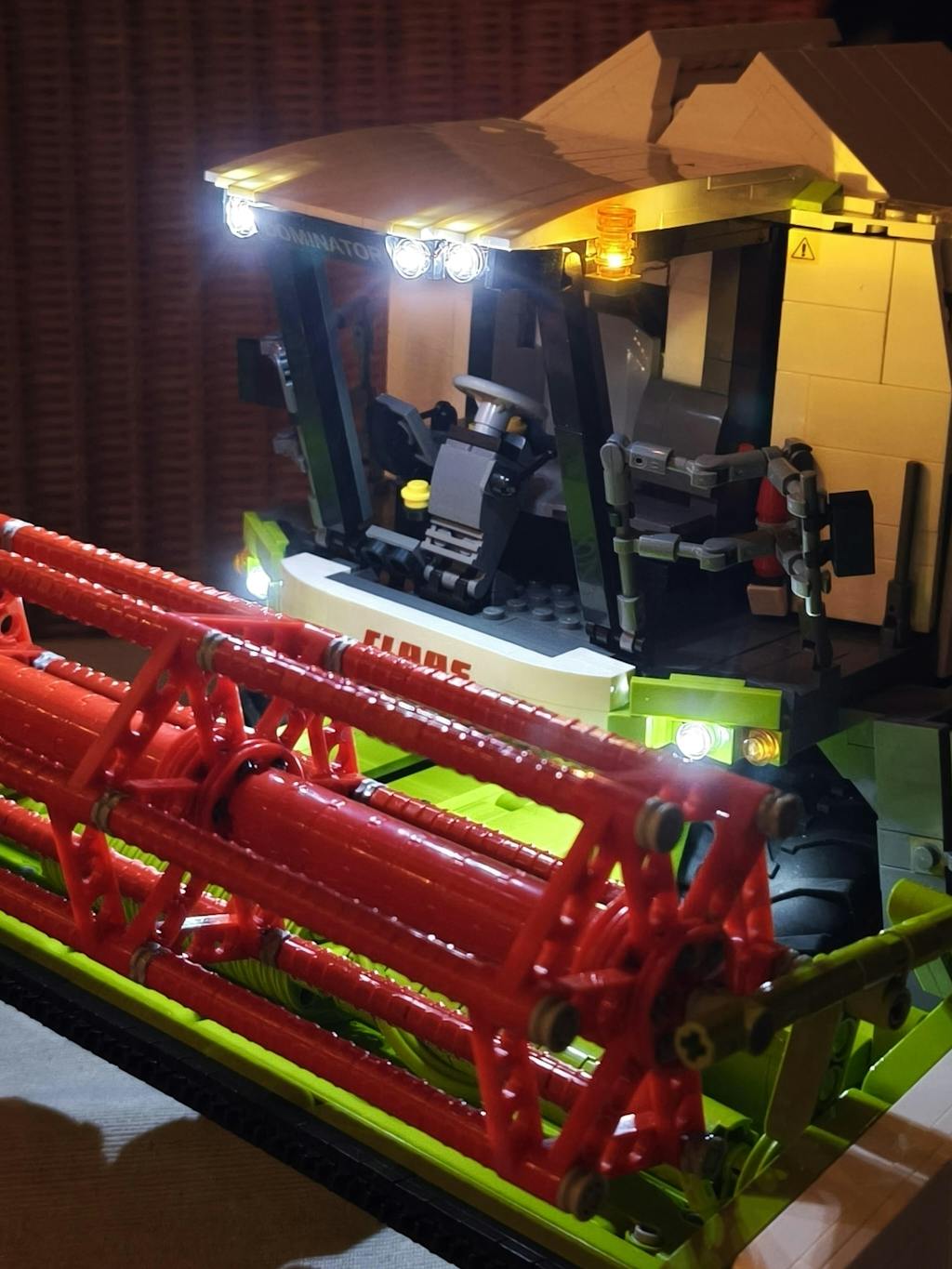 CaDA Master 1:17 CLAAS Dominator 370 C61508W – Doublee_CaDA