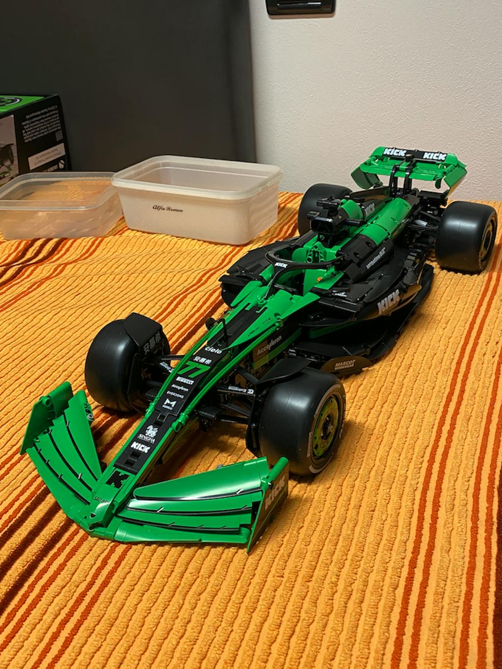 Cada 1:8 KlCK Sauber F1 Team C44 2553PCS C64010W – Doublee_CaDA