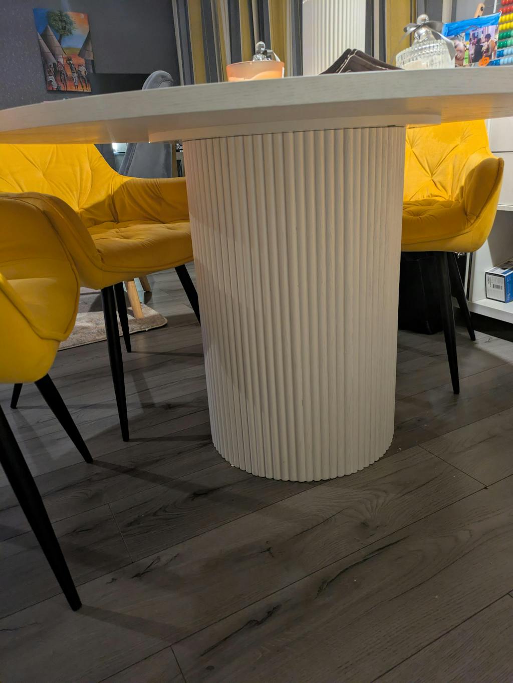 Hattie Panel Round 4-6 Seater Pedestal Dining Table - Walnut – DUSK