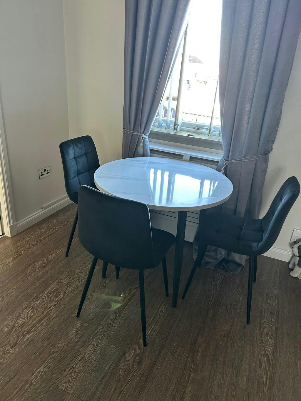 Lila Marble Effect Dining Table - White – DUSK