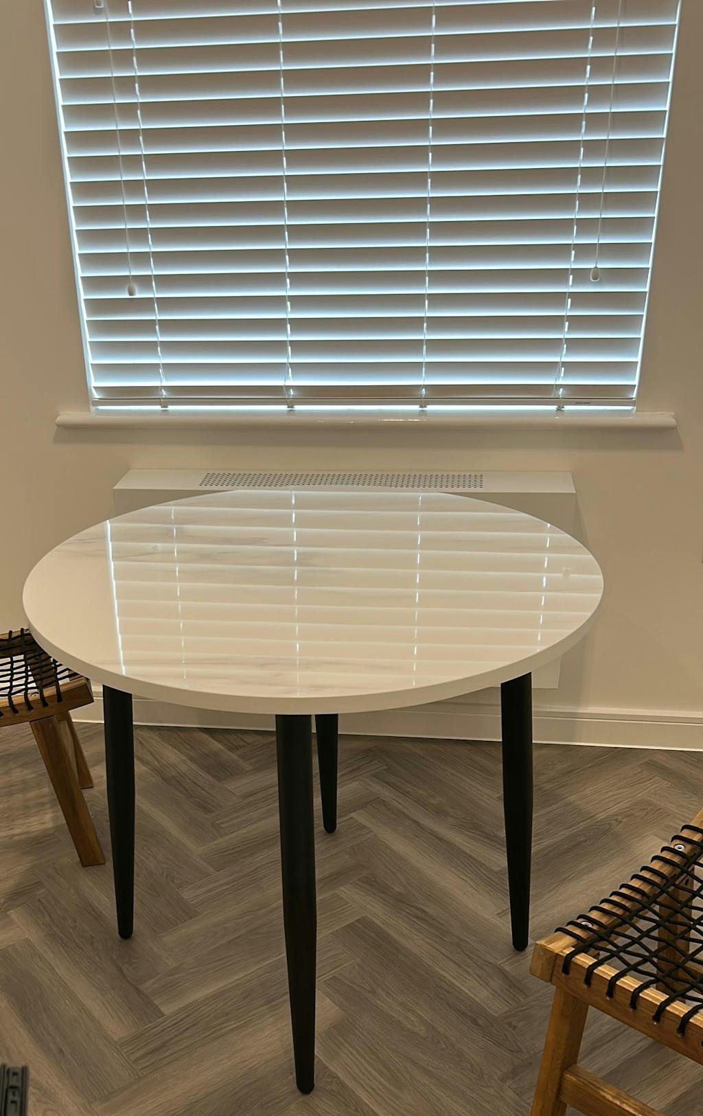 Lila Marble Effect Dining Table - White – DUSK