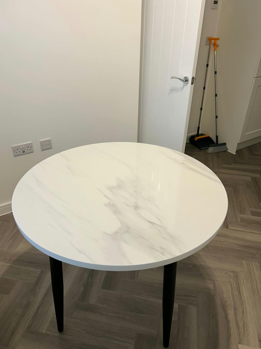 Lila Marble Effect Dining Table - White – DUSK