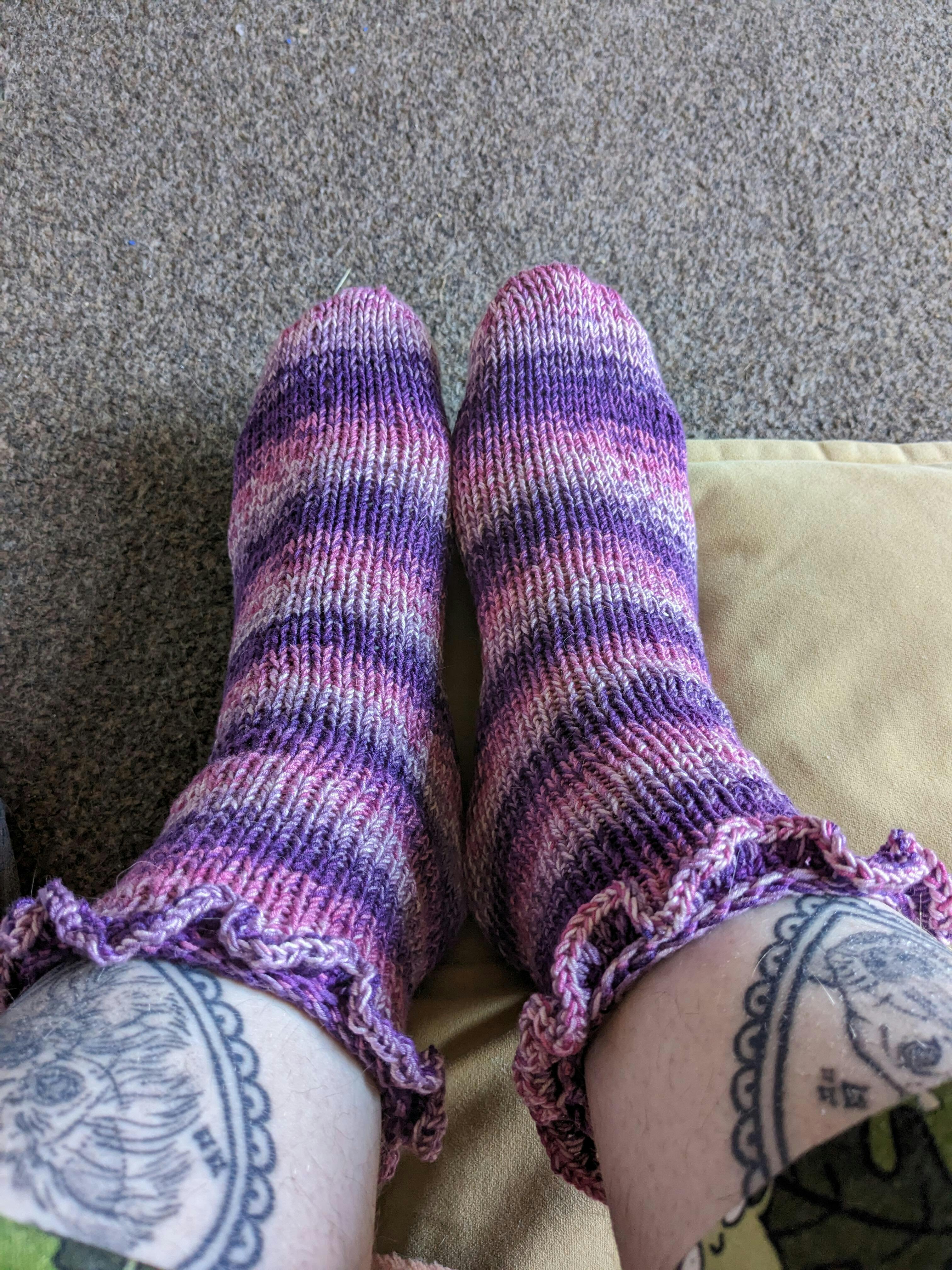 Ultra Easy Ruffle Socks – easy as knit