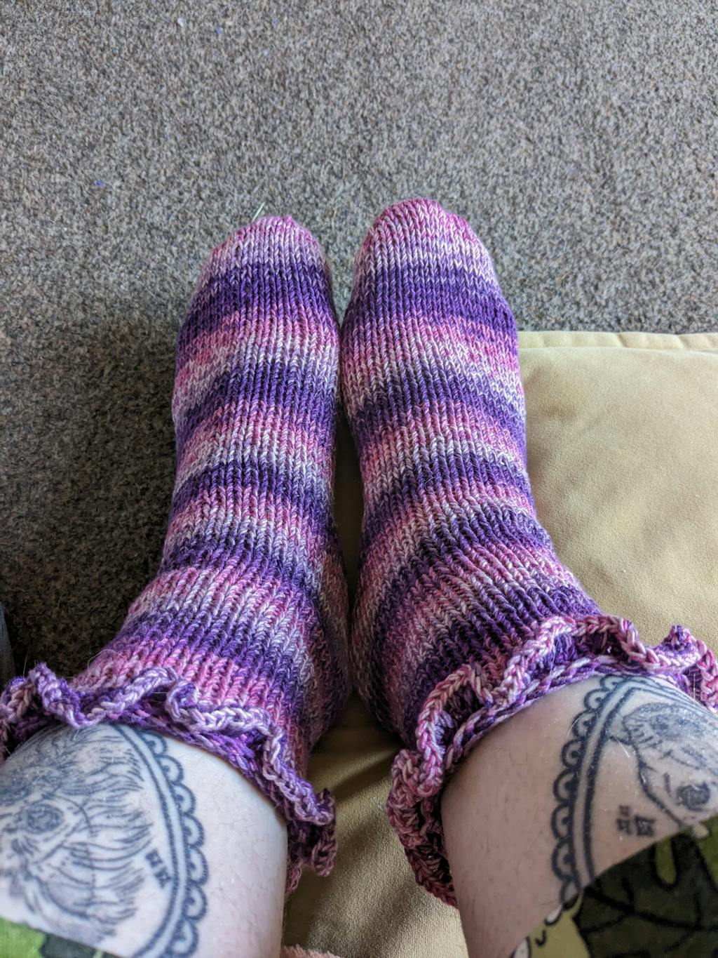 Ultra Easy Ruffle Socks – easy as knit