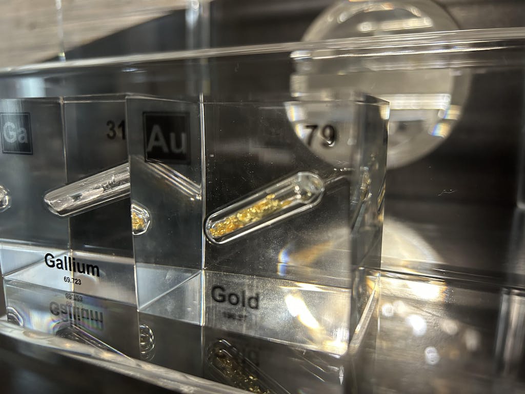Gold Element Cube – Engineered Labs
