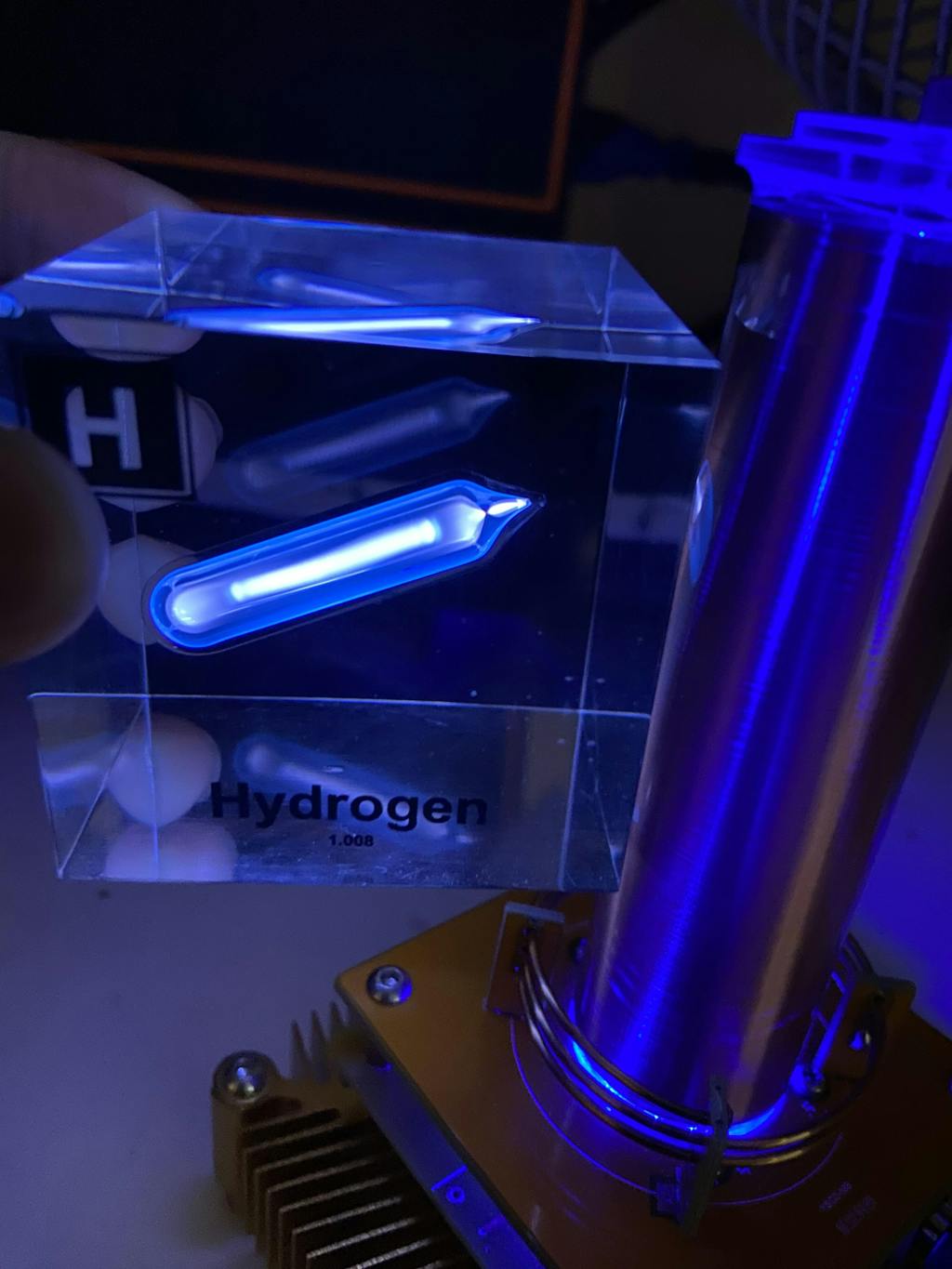 Hydrogen Element Cube – Engineered Labs