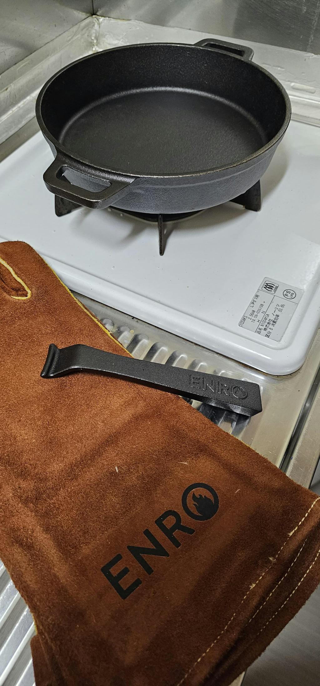 ENROピザ窯用スキレット 持ち手の取り外しが可能 – ENRO 日本公式サイト